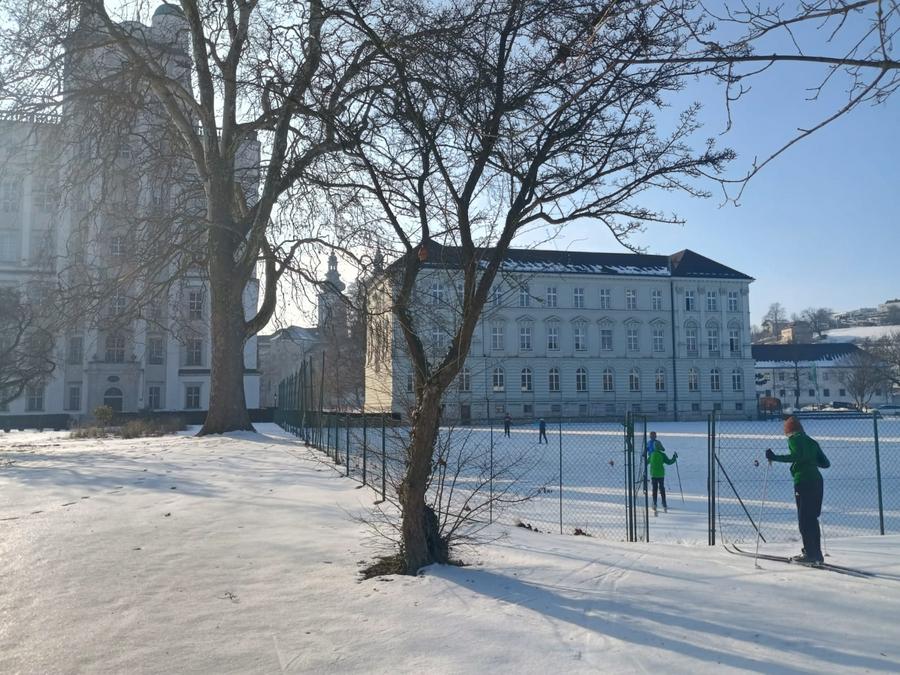 Stift Kremsmünster: Sportunterricht outdoor im Schnee und auf dem Eis